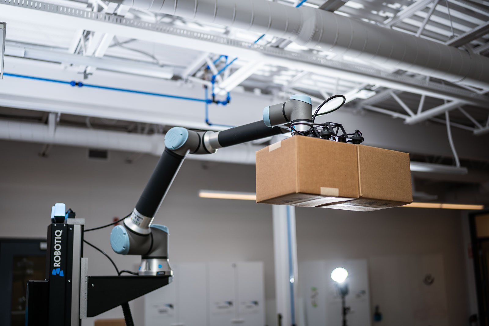 Automated Palletizing Solutions with Robotic Palletizers - Robotiq